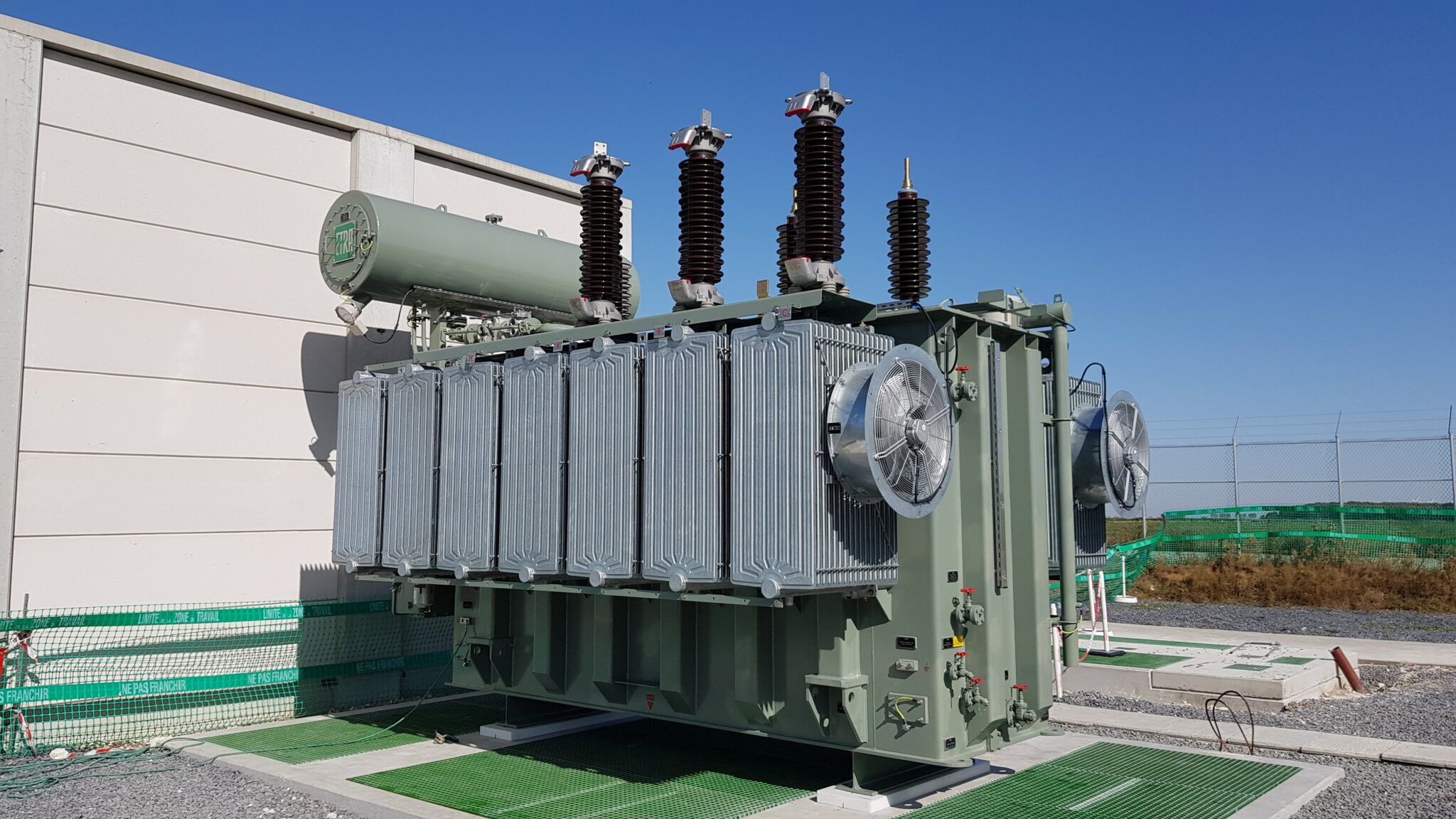 Instalación de un transformador de potencia Kolektor ETRA